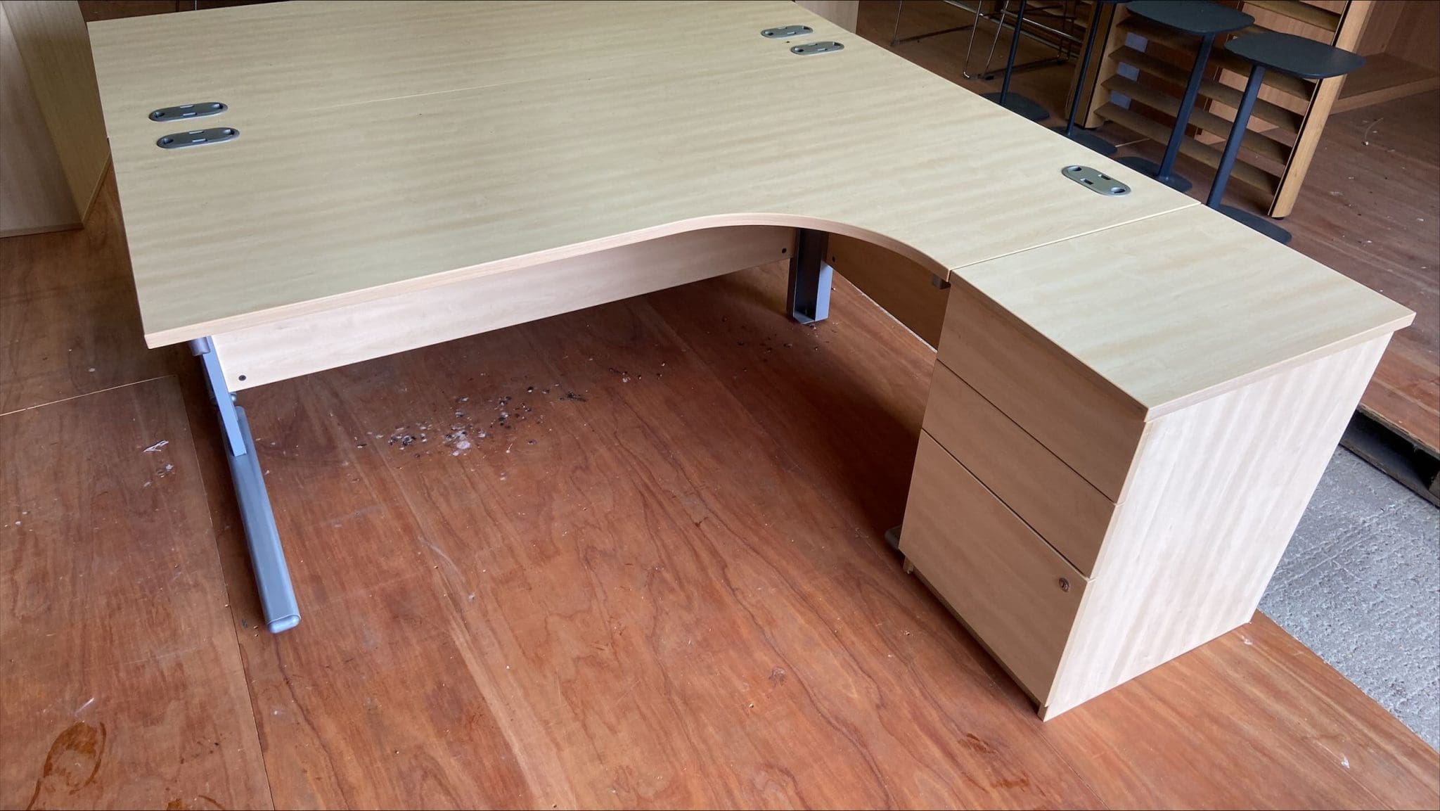 Corner Desk Right Hand - Silvermans Office Furniture